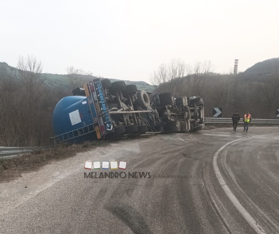 Camion carico di cemento finito fuori strada: ecco dove - Ufficio ...