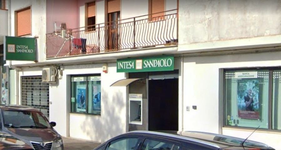 A Latronico chiude la filiale della Banca Intesa San Paolo, protesta la ...